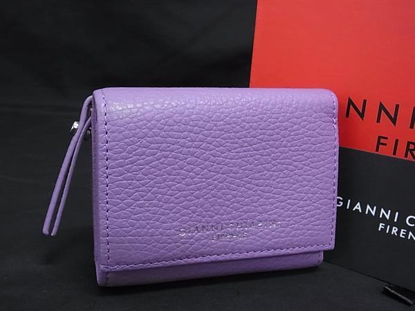 商品情報 ブランド名 GIANNI CHIARINI ジャンニキャリーニ 状態ランク SAランク(新品同様) ライン カラーパープル系 素材 レザー サイズ W 約10cm　H 約7cm　D 約3.5cm ポケット札入れ×2　小銭入れ×1　...
