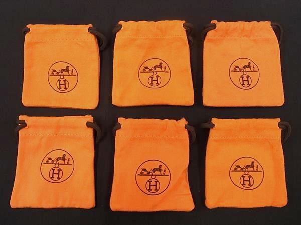 商品情報 ブランド名 HERMES エルメス 状態ランク SAランク(新品同様)〜ABランク(美品) ライン カラーオレンジ系 素材 サイズ(cm) W 約9cm　H 約9cm サイズ(inch) W 約3.5inch　H 約3.5inch...