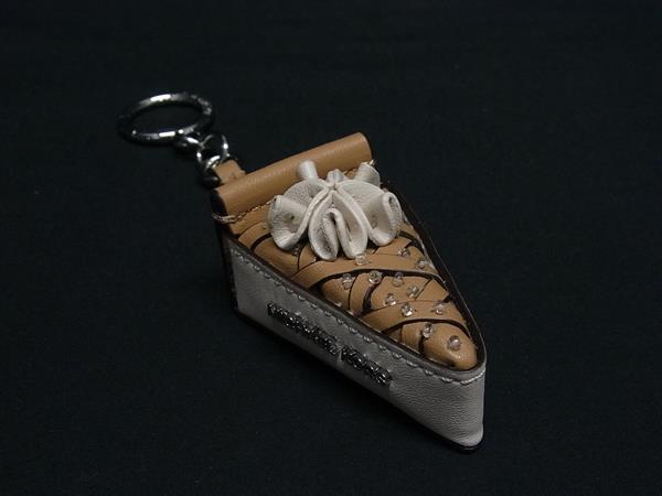 商品情報 ブランド名 MICHAEL KORS マイケルコース 状態ランク SAランク(新品同様) ライン カラーブラウン系 素材 レザー サイズ 全長:約15.8cm ポケット 付属品画像内にあるものが全てになります シリアル及び刻印 状...