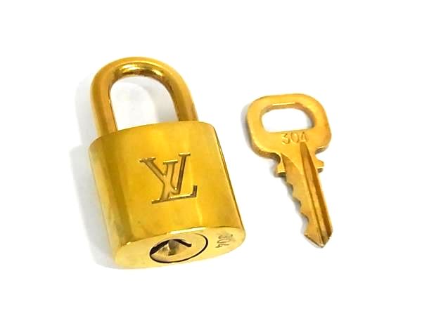 商品情報 ブランド名 LOUIS VUITTON ルイヴィトン 状態ランク ABランク(美品) ライン カラーゴールド系 素材 サイズ W 約2.1cm　H 約3.8cm　D 約1cm ポケット 付属品画像内にあるものが全てになります シリ...