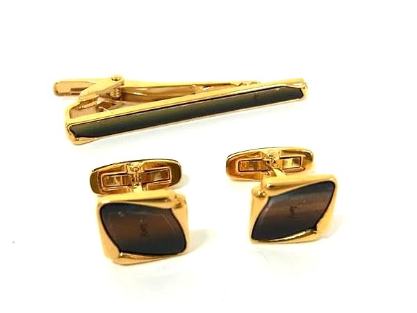 商品情報 ブランド名 YVESSAINTLAURENT イヴサンローラン 状態ランク Bランク ライン カラーゴールド系×マルチカラー 素材 サイズ カフス:W 約1.4cm　H 約1.4cmタイピン:全長 約5.3cm ポケット 付属品画...