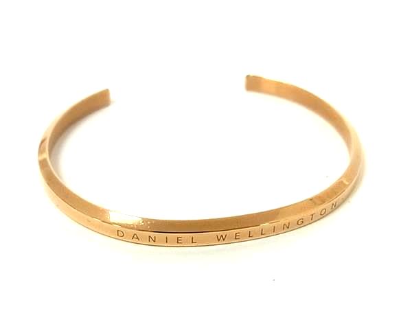 商品情報 ブランド名 Daniel Wellington ダニエル ウェリントン 状態ランク ABランク(美品) ライン カラーゴールド系 素材 サイズ 内周:約12.5cm幅:約0.5cm ポケット 付属品画像内にあるものが全てになります...