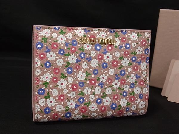 商品情報 ブランド名 miumiu ミュウミュウ 状態ランク Sランク(未使用品) ライン カラーピンク系×マルチカラー 素材 レザー サイズ(cm) W 約11cm　H 約9cm　D 約3cm サイズ(inch) W 約4.33inch　...