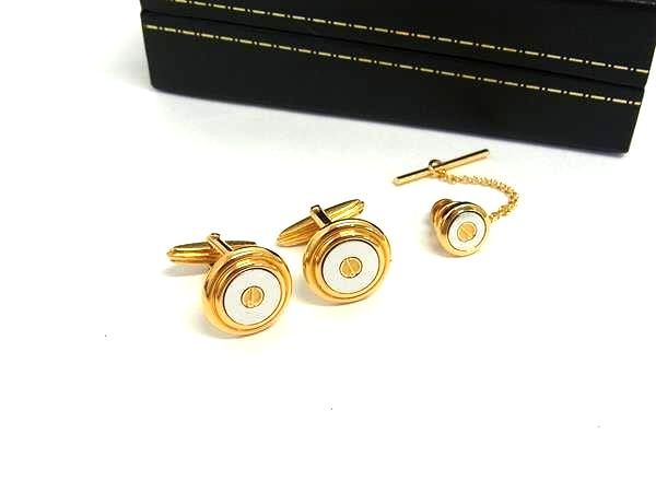 商品情報 ブランド名 dunhill ダンヒル 状態ランク Aランク(極美品) ライン カラーシルバー系×ゴールド系 素材 サイズ タイタック:全長 約4.7cm　カフス:W 約1.4cm　H 約1.4cm ポケット 付属品画像内にあるもの...