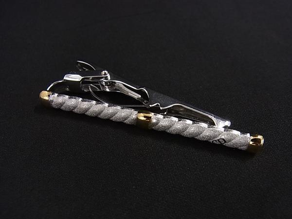 商品情報 ブランド名 ChristianDior クリスチャンディオール 状態ランク Aランク(美品) ライン カラーシルバー系×ゴールド系 素材 サイズ 全長:約5.7cm幅:約0.6cm ポケット 付属品画像内にあるものが全てになります...