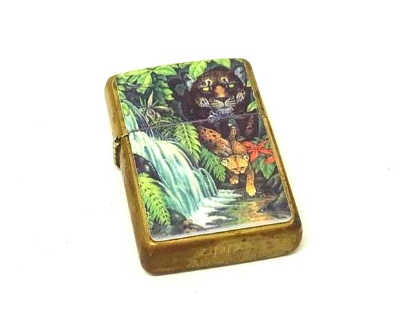 商品情報 ブランド名 ZIPPO ジッポー 状態ランク Bランク ライン カラーゴールド系×マルチカラー 素材 真鍮 サイズ(cm) W 約3.6cm　H 約5.5cm　D 約1.2cm サイズ(inch) W 約1.42inch　H 約2...