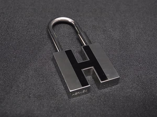 商品情報 ブランド名 HERMES エルメス 状態ランク Aランク(美品) ライン カラーシルバー系×ブラック系 素材 サイズ(cm) W 約2.7cm　H 約5.4cm サイズ(inch) ポケット 付属品画像内にあるものが全てになります...