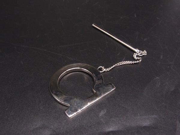 商品情報 ブランド名 Salvatore Ferragamo フェラガモ 状態ランク ABランク(美品) ライン カラーシルバー系 素材 サイズ 全長:約17.5cm ポケット 付属品画像内にあるものが全てになります シリアル及び刻印 状態...