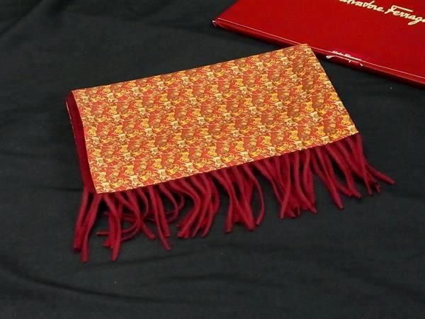 商品情報 ブランド名 Salvatore Ferragamo フェラガモ 状態ランク Sランク(展示品) ライン カラーレッド系×マルチカラー 素材 表地：シルク100％裏地：カシミヤ100％ サイズ 全長：約146cm(フリンジ含まず)　...