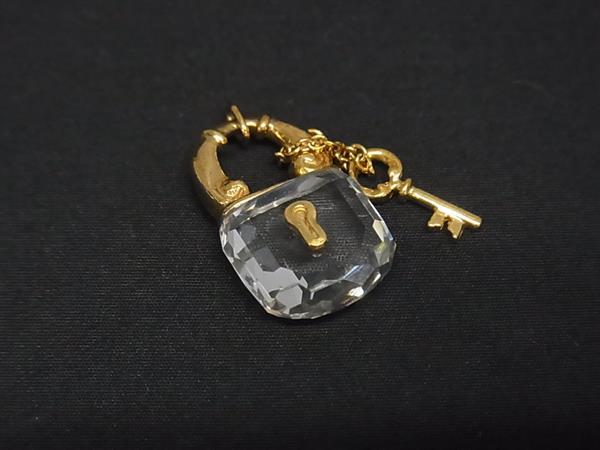 商品情報 ブランド名 SWAROVSKI スワロフスキー 状態ランク Aランク(美品) ライン カラークリア×ゴールド系 素材 サイズ(cm) W 約1.5cm　H 約2.5cm サイズ(inch) ポケット 付属品画像内にあるものが全てに...