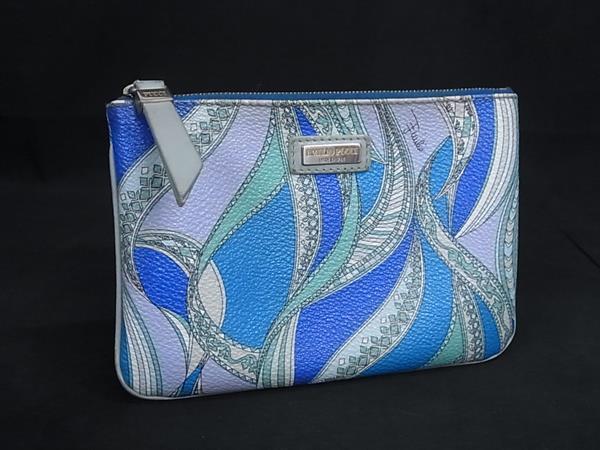 商品情報 ブランド名 EMILIO PUCCI エミリオプッチ 状態ランク Bランク ライン カラーブルー系×グリーン系 素材 PVC サイズ W 約18cm　H 約12.3cm　D 約1.5cm ポケット 付属品画像内にあるものが全てにな...