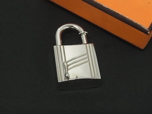 商品情報 ブランド名 HERMES エルメス 状態ランク SAランク(新品同様) ライン カラーシルバー系 素材 サイズ(cm) W 約1.9cm　H 約3.5cm　D 約1.1cm サイズ(inch) W 約0.7inch　H 約1.4i...