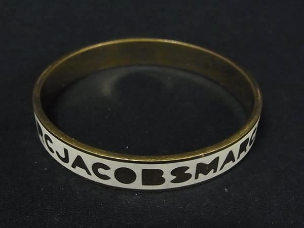 商品情報 ブランド名 MARC BY MARC JACOBS マークバイマークジェイコブス 状態ランク Bランク ライン カラーゴールド系×アイボリー系 素材 サイズ 内周:約18.2cm幅:約1cm ポケット 付属品画像内にあるものが全て...