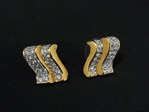 商品情報 ブランド名 SWAROVSKI スワロフスキー 状態ランク ABランク(美品) ライン カラーゴールド系 素材 サイズ(cm) W 約1.5cm　H 約1.8cm サイズ(inch) ポケット 付属品画像内にあるものが全てになりま...