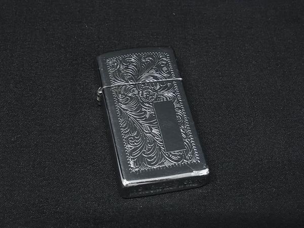 商品情報 ブランド名 ZIPPO ジッポー 状態ランク Bランク ライン カラーシルバー系 素材 サイズ(cm) W 約3cm　H 約5.5cm　D 約1cm サイズ(inch) W 約1.18inch　H 約2.17inch　D 約0.3...