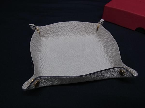 商品情報 ブランド名 BONAVENTURA ボナベンチュラ 状態ランク Sランク(未使用品) ライン カラーアイボリー系 素材 レザー サイズ(cm) W 約10cm　H 約11cm　D 約3cm サイズ(inch) ポケット 付属品画像...
