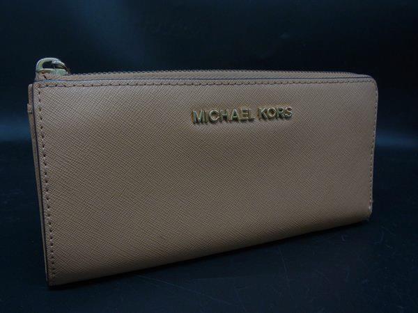 商品情報 ブランド名 MICHAEL KORS マイケルコース 状態ランク ABランク(美品) ライン カラーブラウン系 素材 レザー サイズ W 約20cm　H 約9.5cm　D 約2cm ポケット中 ポケット×2　札入れ×2　小銭入れ×...