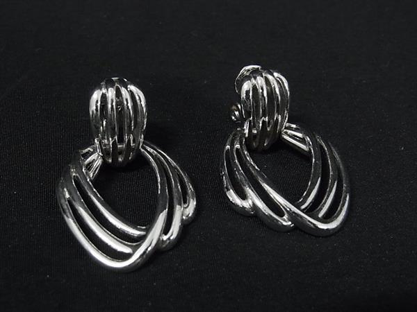 商品情報 ブランド名 MONET モネ 状態ランク Aランク(美品) ライン カラーシルバー系 素材 サイズ W 約2.4cm　H 約3.8cm ポケット 付属品画像内にあるものが全てになります シリアル及び刻印 状態使用感小　擦れ小　小傷...