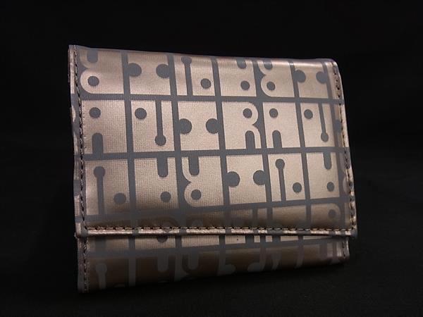 商品情報 ブランド名 RaviRavi ラビラビ 状態ランク Aランク(極美品) ライン カラーピンクゴールド系 素材 レザー サイズ W 約9cm　H 約7.2cm　D 約1cm ポケット札入れ×1　小銭入れ×1　カード入れ×4 付属品画...