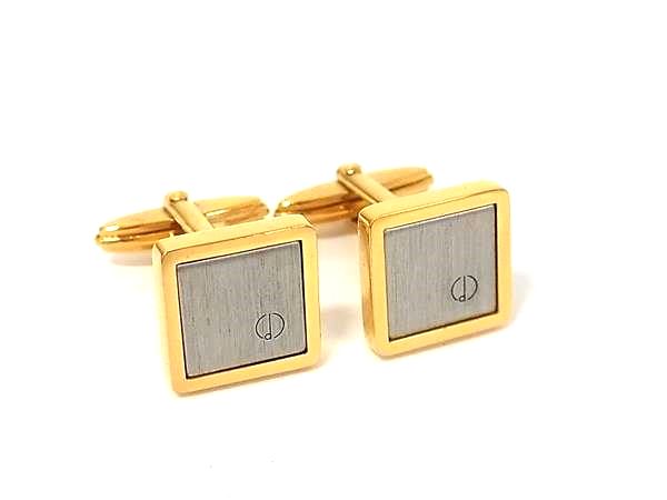 商品情報 ブランド名 dunhill ダンヒル 状態ランク Bランク ライン カラーゴールド系×シルバー系 素材 サイズ(cm) W 約1.4cm　H 約1.4cm サイズ(inch) W 約0.55inch　H 約0.55inch ポケッ...