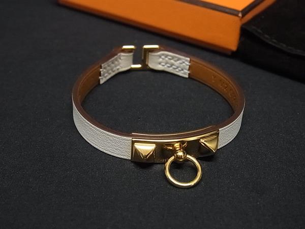 商品情報 ブランド名 HERMES エルメス 状態ランク SAランク(新品同様) ライン カラーナタ(アイボリー系) 素材 レザー サイズ 全長:約16.3cm幅:約0.8cm ポケット 付属品画像内にあるものが全てになります シリアル及び...