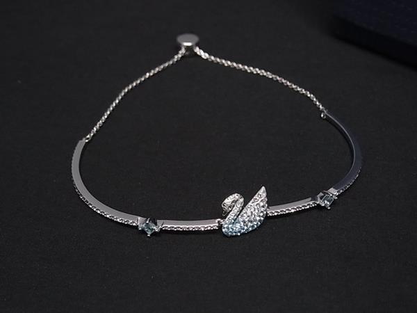 商品情報 ブランド名 SWAROVSKI スワロフスキー 状態ランク Sランク(展示品) ライン カラーシルバー系×ライトブルー系 素材 サイズ(cm) 内周:約22cm(調節可能)幅(最大):約1cm サイズ(inch) ポケット 付属品...