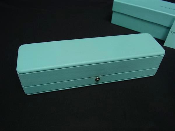 商品情報 ブランド名 TIFFANY＆Co ティファニー 状態ランク ABランク(美品) ライン カラーティファニーブルー 素材 レザー サイズ W 約20.5cm　H 約5.3cm　D 約5cm ポケット 付属品画像内にあるものが全てにな...