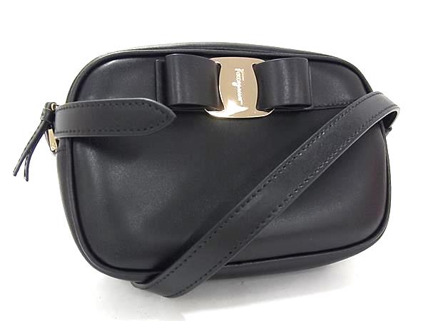 商品情報 ブランド名 Salvatore Ferragamo フェラガモ 状態ランク SAランク(新品同様) ライン カラーブラック系 素材 レザー サイズ W (底面) 約18cm　H 約12cm　D 約5.5cm ポケット中 ポケット×...