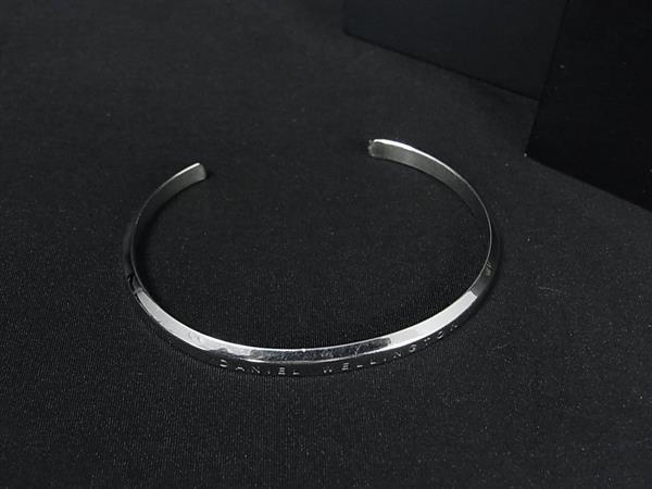 商品情報 ブランド名 Daniel Wellington ダニエル ウェリントン 状態ランク Bランク ライン カラーシルバー系 素材 サイズ 内周:約12.7cm ポケット 付属品画像内にあるものが全てになります シリアル及び刻印 状態使...