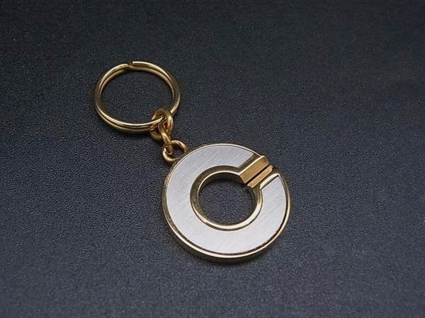 商品情報 ブランド名 dunhill ダンヒル 状態ランク ABランク(美品) ライン カラーシルバー系×ゴールド系 素材 サイズ 全長:約4.5cmトップ:W 約2.3cm　H 約2.3cm ポケット 付属品画像内にあるものが全てになりま...