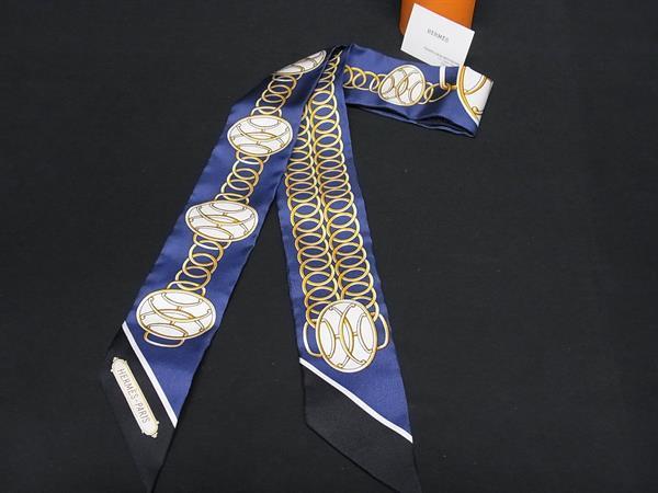 商品情報 ブランド名 HERMES エルメス 状態ランク Sランク(展示品) ライン カラーブルー系 素材 シルク100% サイズ(cm) 全長:約88cm幅:約4cm サイズ(inch) 全長:約34.6inch幅:約1.6inch ポケ...