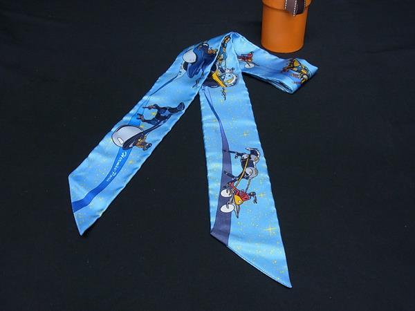 商品情報 ブランド名 HERMES エルメス 状態ランク Sランク(展示品) ライン カラーライトブルー系 素材 シルク100% サイズ(cm) 全長:約86.2cm　幅:約5cm サイズ(inch) 全長:約33.9inch　幅:約2.0...