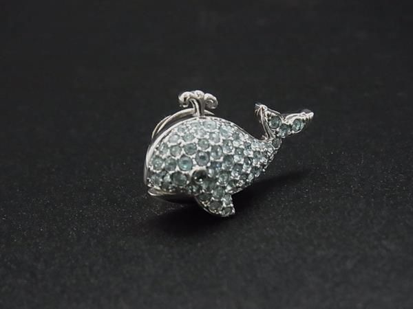 商品情報 ブランド名 SWAROVSKI スワロフスキー 状態ランク ABランク(美品) ライン カラーライトブルー系×シルバー系 素材 サイズ W 約2.5cm　H 約1.5cm ポケット 付属品画像内にあるものが全てになります シリアル...