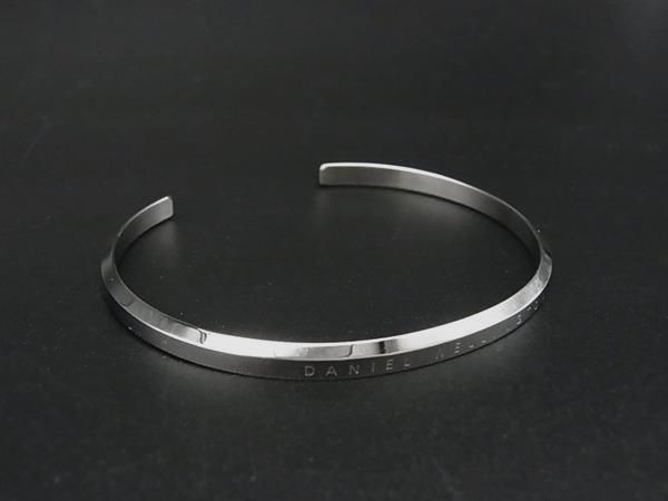 商品情報 ブランド名 Daniel Wellington ダニエル ウェリントン 状態ランク Aランク(美品) ライン カラーシルバー系 素材 サイズ 内周:約14.7cm幅:約0.5cm ポケット 付属品画像内にあるものが全てになります ...