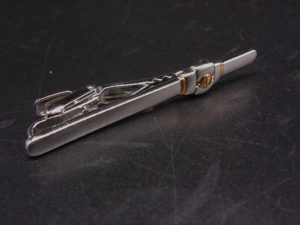商品情報 ブランド名 dunhill ダンヒル 状態ランク ABランク ライン カラーシルバー系 素材 サイズ(cm) 全長:約6.4cm サイズ(inch) ポケット 付属品画像内にあるものが全てになります シリアル及び刻印 状態使用感　...