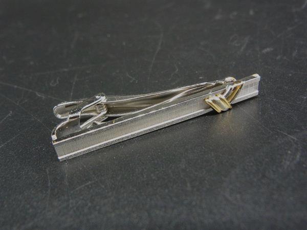 商品情報 ブランド名 YVESSAINTLAURENT イヴサンローラン 状態ランク ABランク ライン カラーシルバー系×ゴールド系 素材 サイズ(cm) 全長:約5cm サイズ(inch) ポケット 付属品画像内にあるものが全てになりま...