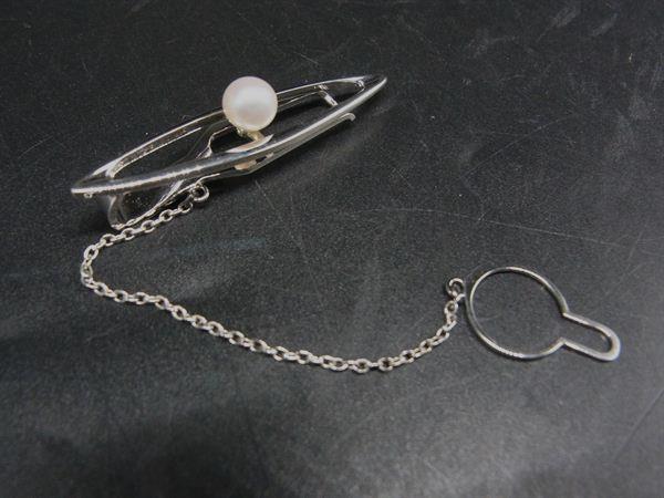商品情報 ブランド名 MIKIMOTO ミキモト 状態ランク ABランク ライン カラー 素材 サイズ(cm) 全長:約4.7cm サイズ(inch) ポケット 付属品画像内にあるものが全てになります シリアル及び刻印 状態使用感　擦れ　小...