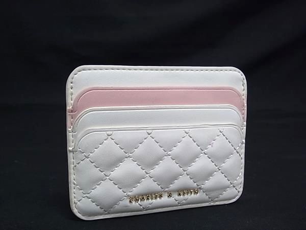 商品情報 ブランド名 CHARLES & KEITH チャールズアンドキース 状態ランク Bランク ライン カラーアイボリー系×ピンク系 素材 レザー サイズ W 約10cm　H 約8.5cm　D 約1cm ポケットカード入れ×6 付属品画...