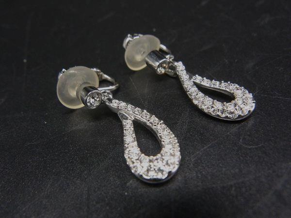 商品情報 ブランド名 SWAROVSKI スワロフスキー 状態ランク ABランク ライン カラーシルバー系 素材 サイズ W 約0.9cm　H 約3cm ポケット 付属品画像内にあるものが全てになります シリアル及び刻印 状態使用感　擦れ ...