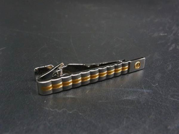 商品情報 ブランド名 dunhill ダンヒル 状態ランク Bランク ライン カラーシルバー系×ゴールド系 素材 サイズ(cm) 全長:約5.3cm サイズ(inch) 全長:約2.09inch ポケット 付属品画像内にあるものが全てになり...