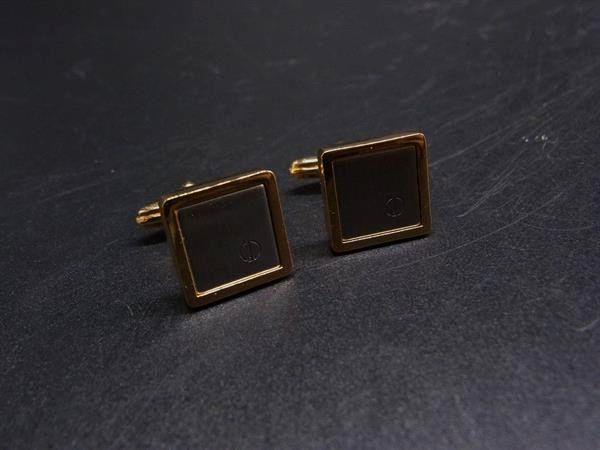 商品情報 ブランド名 dunhill ダンヒル 状態ランク Aランク(美品) ライン カラーゴールド系×シルバー系 素材 サイズ(cm) W 約1.5cm　H 約2.2cm サイズ(inch) W 約0.59inch　H 約0.87inch...