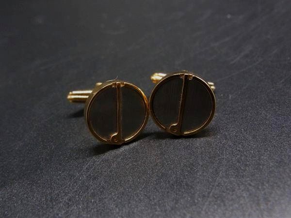 商品情報 ブランド名 dunhill ダンヒル 状態ランク ABランク(美品) ライン カラーゴールド系×シルバー系 素材 サイズ(cm) W 約1.4cm　H 約2.1cm サイズ(inch) W 約0.55inch　H 約0.83inc...