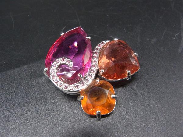 商品情報 ブランド名 SWAROVSKI スワロフスキー 状態ランク ABランク(美品) ライン カラーシルバー系×マルチカラー 素材 サイズ W 約4cm　H 約3.7cm ポケット 付属品画像内にあるものが全てになります シリアル及び刻...