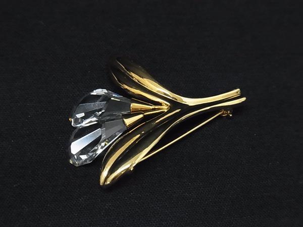 商品情報 ブランド名 SWAROVSKI スワロフスキー 状態ランク Aランク(美品) ライン カラーゴールド系×クリア 素材 サイズ(cm) W 約3.6cm　H 約4.6cm サイズ(inch) ポケット 付属品画像内にあるものが全てに...