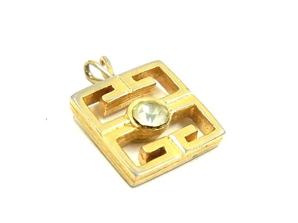 商品情報 ブランド名 GIVENCHY ジバンシィ 状態ランク Bランク ライン カラーゴールド系 素材 サイズ(cm) W 約1.4cm　H 約2.1cm サイズ(inch) ポケット 付属品画像内にあるものが全てになります シリアル及び...