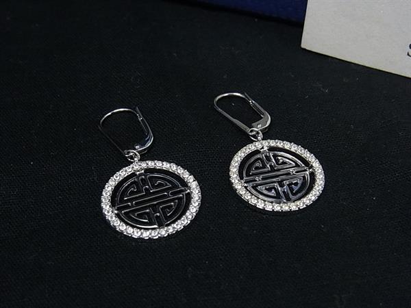 商品情報 ブランド名 SWAROVSKI スワロフスキー 状態ランク Aランク(美品) ライン カラーシルバー系 素材 サイズ 全長:約3.3cmW 約1.7cm　H 約1.9cm ポケット 付属品画像内にあるものが全てになります シリアル...