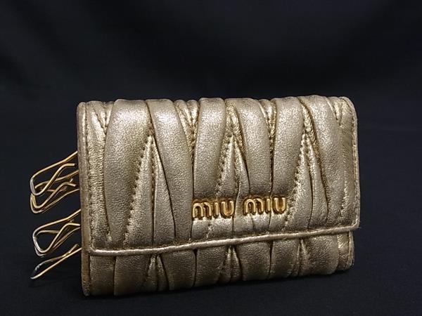 商品情報 ブランド名 miumiu ミュウミュウ 状態ランク Bランク ライン カラーゴールド系 素材 レザー サイズ(cm) W 約10.5cm　H 約7cm　D 約3cm サイズ(inch) W 約4.13inch　H 約2.76inc...