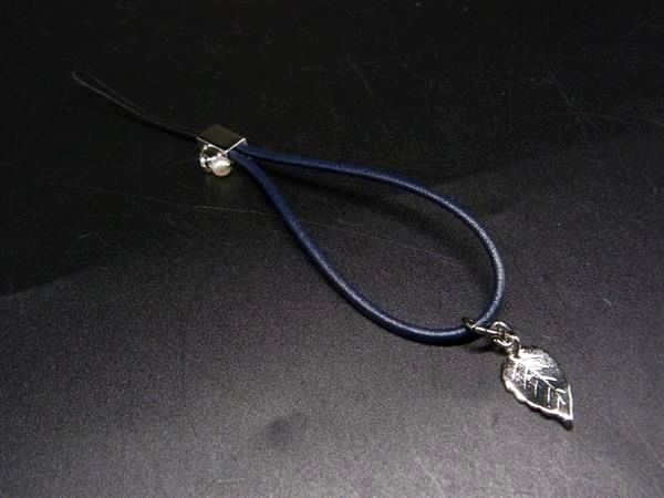 商品情報 ブランド名 MIKIMOTO ミキモト 状態ランク ABランク(美品) ライン カラーネイビー系 素材 レザー サイズ 全長:約13.7cm ポケット 付属品画像内にあるものが全てになります シリアル及び刻印 状態使用感小　擦れ　...
