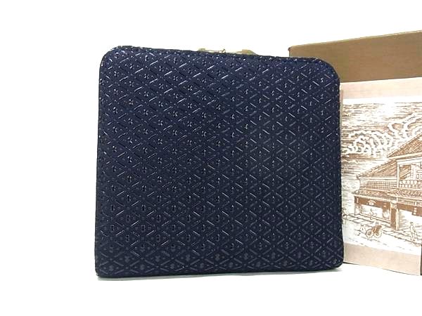 商品情報 ブランド名 印傳屋 INDEN-YA インデンヤ 状態ランク Aランク(極美品) ライン カラーネイビー系 素材 鹿革 サイズ(cm) W 約11cm　H 約9.5cm　D 約1.2cm サイズ(inch) ポケット中 ポケット×...