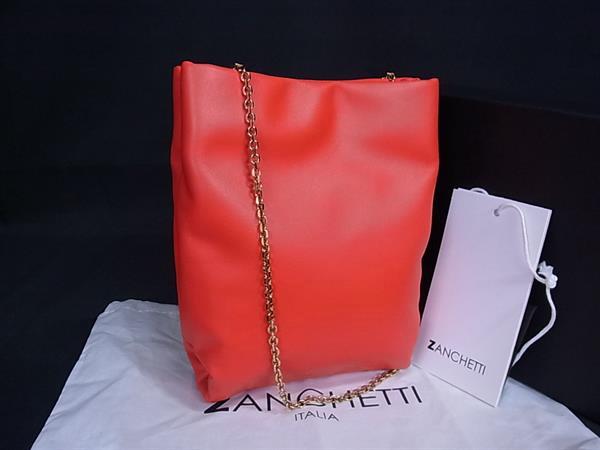 商品情報 ブランド名 ZANCHETTI ザンケッティ 状態ランク SAランク(新品同様) ライン カラーレッド系 素材 レザー サイズ W 約13.5cm　H 約19cm　D 約3cm ポケット中 ポケット×1 付属品画像内にあるものが全...